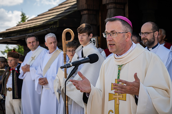Nežít jen za zdmi kostelů a far | Katolický týdeník